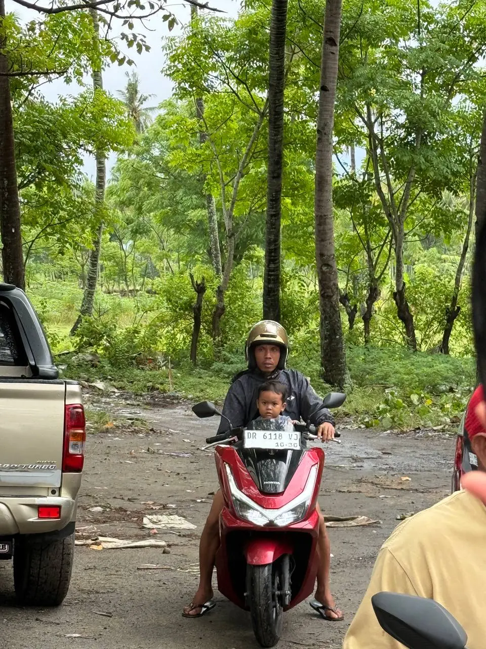 Мы приплыли на перевалочный остров Ламбок , путь шел по штормовым по ...